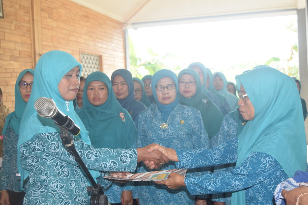 Pelantikan anggota tim penggerak PKK Desa dan serah terima jabatan ... Pelantikan anggota tim penggerak PKK Desa dan serah terima jabatan ...